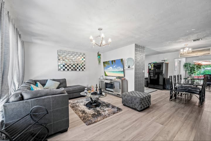 Endless Poolside Summers Mia! - South Miami, FL