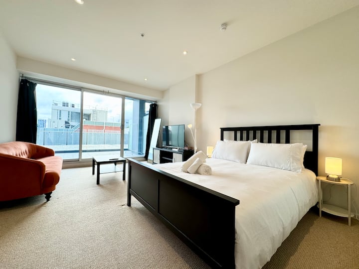 Morphett St Studio Retreat With Pool & Gym Access - Adelaide