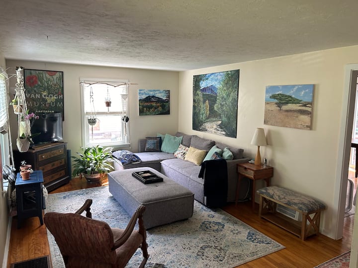 Creative Cottage With Hot Tub - Burlington, VT