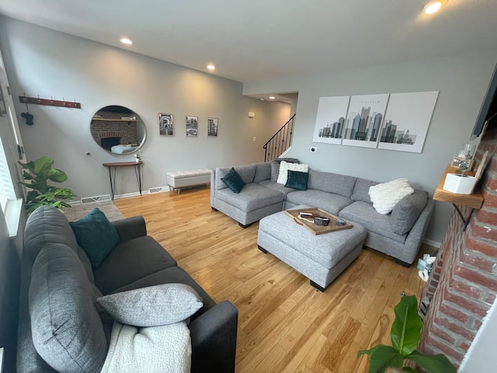 Townhome In Prime Location! Free Parking! - Pittsburgh, PA