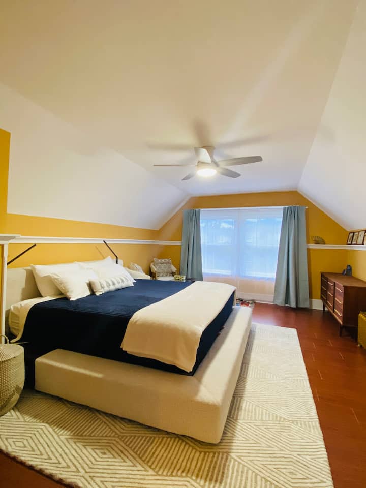 2br King Cozy+crib|sleeps 6 |District 1881 - Chilliwack