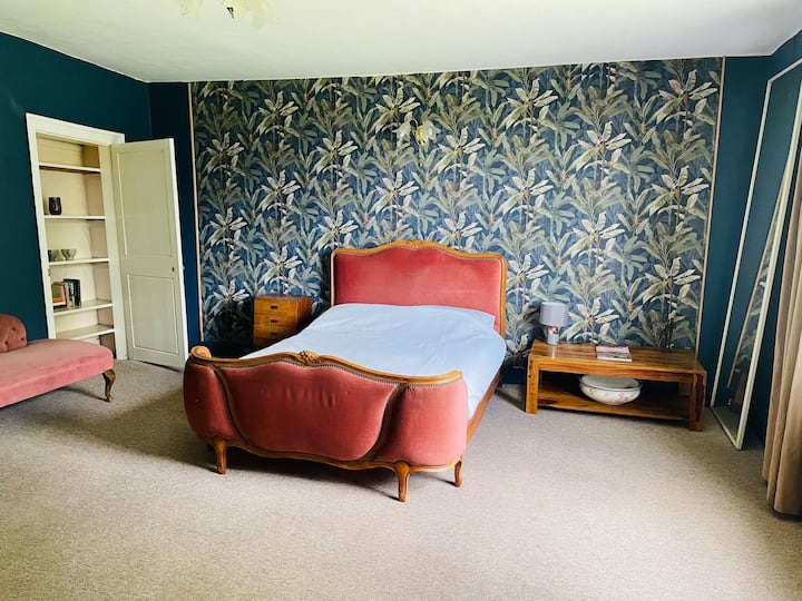 Large Double Ensuite In Large Country House - East Sussex