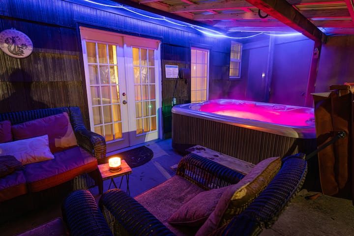 Hot Tub Haven; Modern Minimalist 3 Bed/2 Bath Home - Springfield, OR