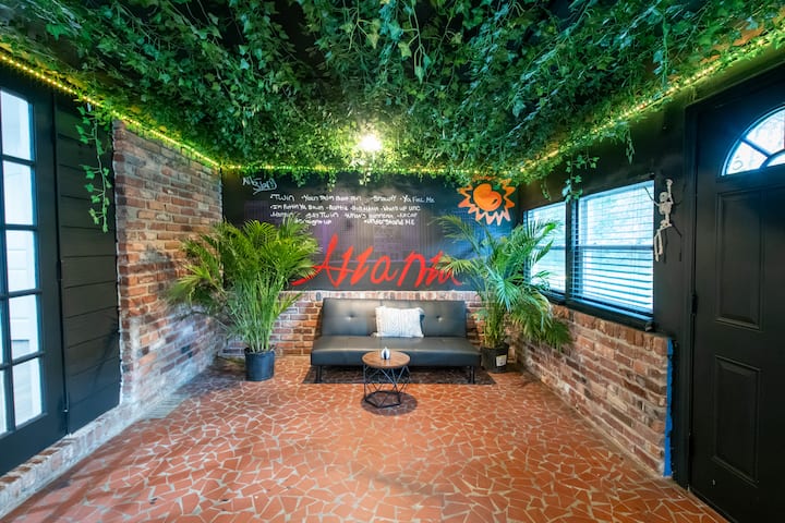 Boo & Breakfast In Atlanta - Atlanta, GA