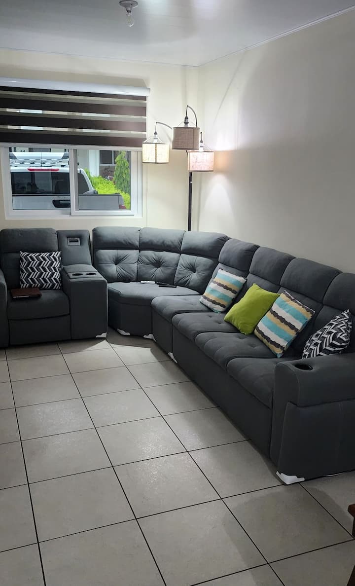 Hermosa Casa Nueva En Renta Con Exclusiva Locacion - San Salvador