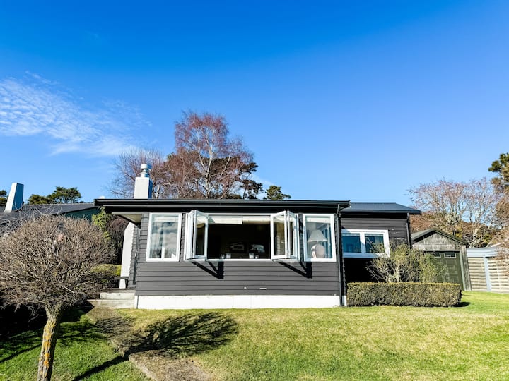 Stylish Lakeside Living - Lake Taupo