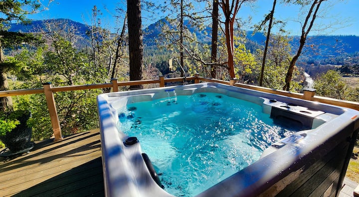 The Birdhouse Retreat| Views & Hot Tub - Oregon