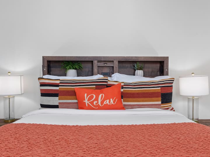 Fast Wi-fi • Work Desk •Printer • Ac • For Couples - Bakersfield, CA