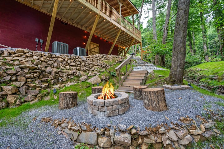 <1 Mile To Gatlinburg Strip | 2 King Suites - Gatlinburg, TN