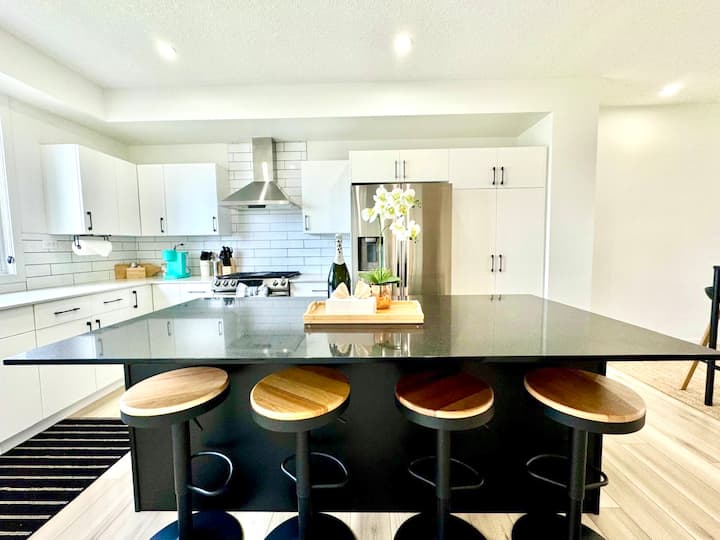 Tuxedo Moon 3 Bedroom, Ac, Work From Home! - Edmonton