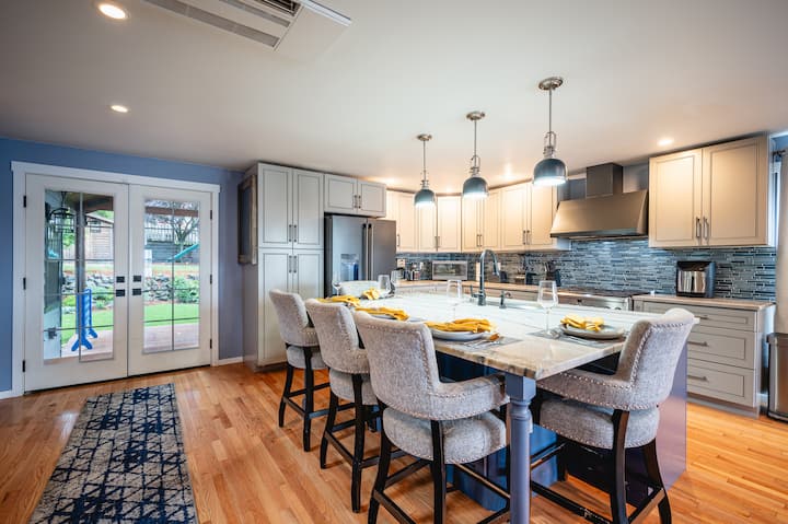 Green Lake Summit With Rooftop & Kraken Game Room - Seattle, WA