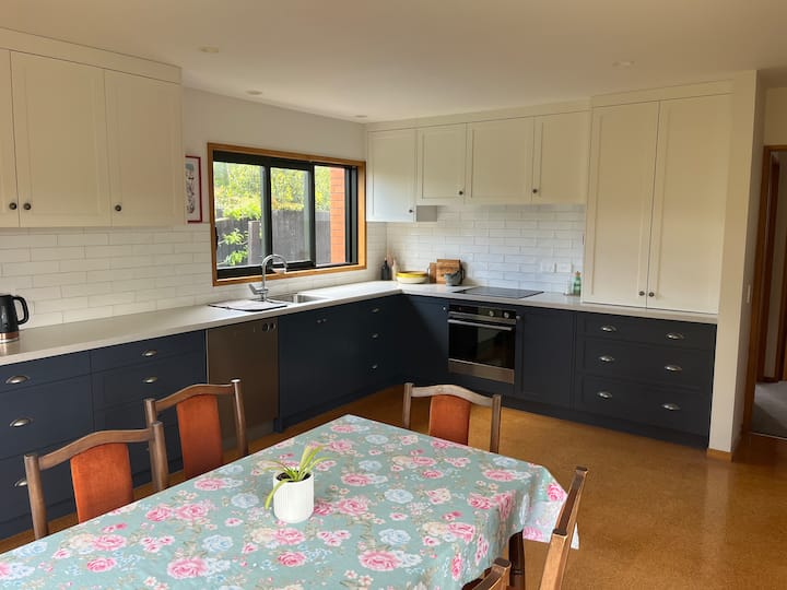 Entire 3-bedroom House - Christchurch