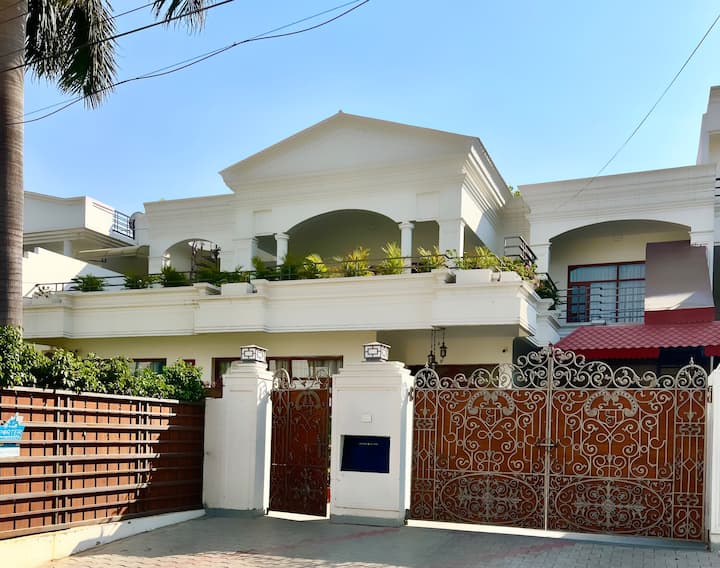 Cozycove-independentfirstfloor/bathtub/selfcheckin - Chandigarh