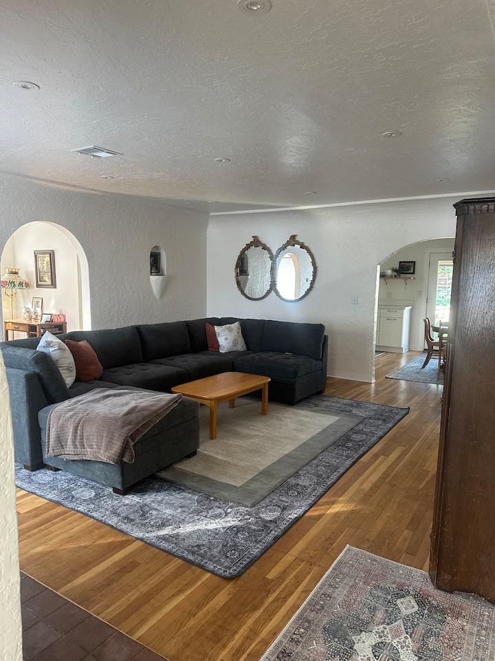 Fire Pit| King Bed| Chefs Kitchen|downtown - Medford, OR