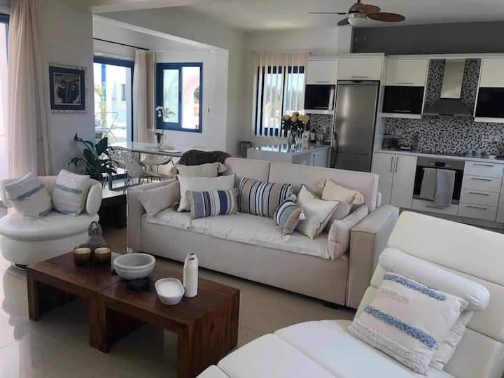 Modern 3 Bedroom Penthouse - Paphos