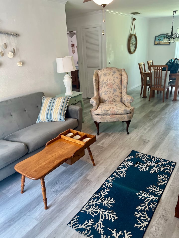 Seahorse Guesthouse  
Entire House Close Tosanibel - Sanibel Island, FL