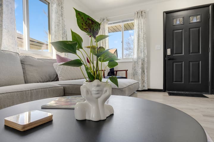 Vibrant Cottage! King Bed, Fenced Yard, Near Parks - Fort Wayne, IN