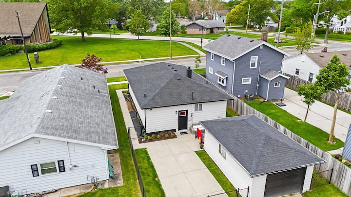 Family Friendly Cottage. King Bed, Fenced Yard - Fort Wayne