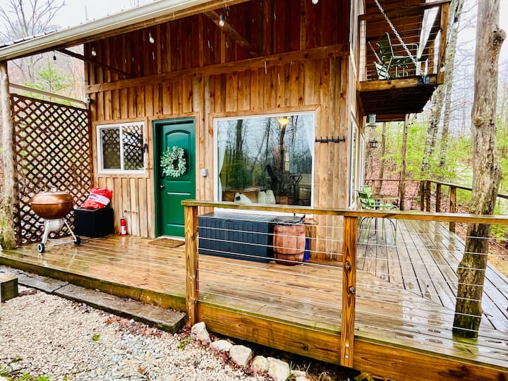 Romantic Woodland Cabin• Hottub • Peaceful Retreat - Clay City, KY