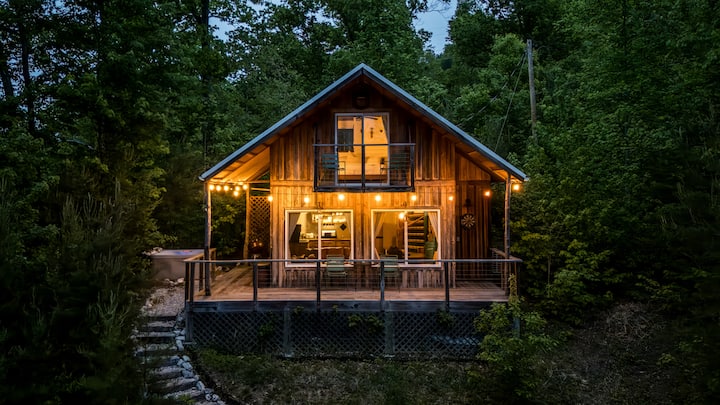 Romantic Woodland Cabin• Hottub • Peaceful Retreat - Clay City, KY