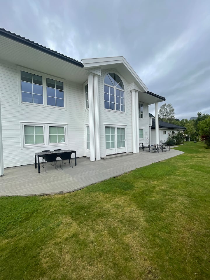 Trivelig Og Romslig Hjem, Perfekt For Storfamilien - Nordfjordeid