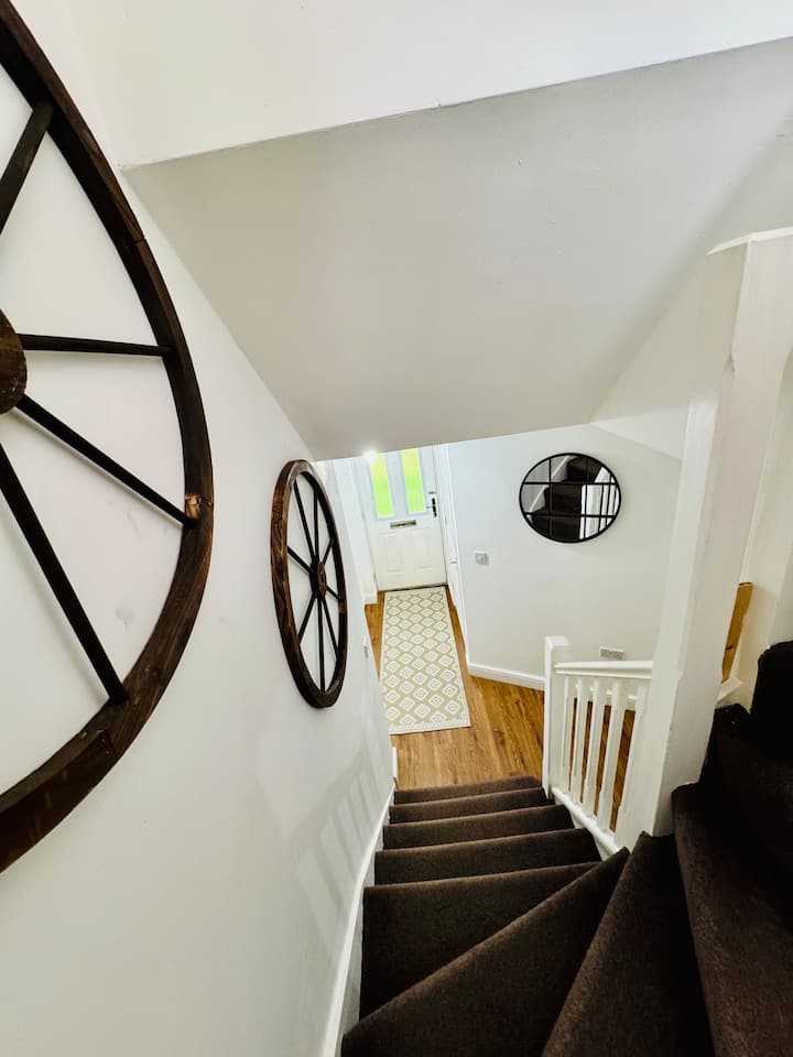 Spacious Manchester Home Sleeps 10 Parking &Garden - Manchester