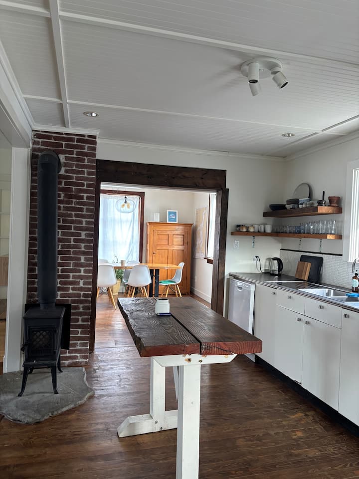 2bdrm Cozy House Downtown. Yard. Sauna. Walkable. - Squamish