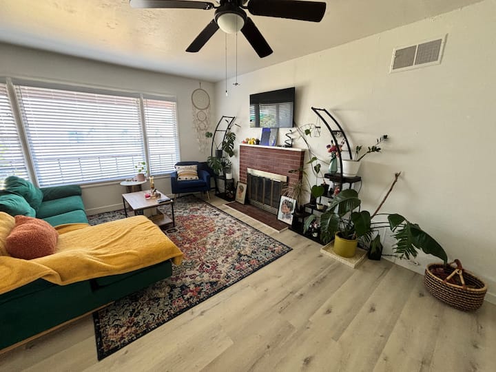 Comfy, Clean, 420 Friendly! (Room 1) - Benicia, CA