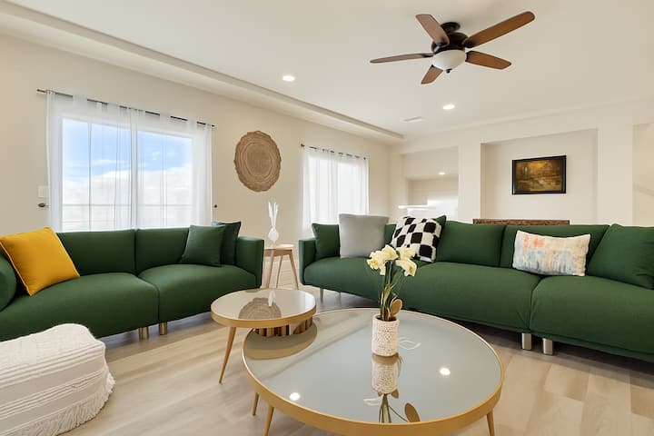 Wow ! 4000 Sqft Villa 2 Ensuite,2 Living Rooms! - Las Vegas, NV