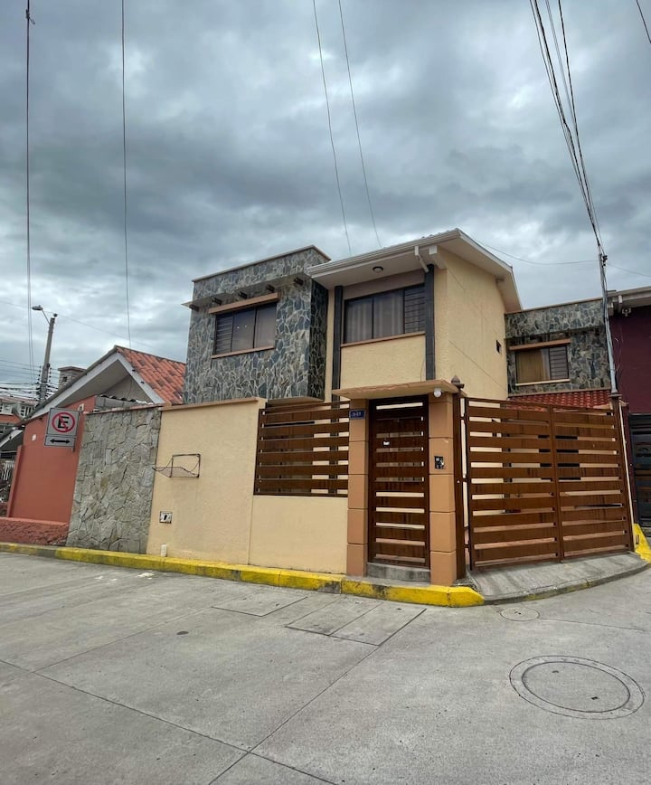 Casa Familiar Amoblada - Cuenca
