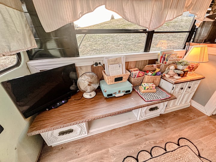 Skoolie Tiny Home On Homestead |360° Mountain View - Roan Mountain, TN