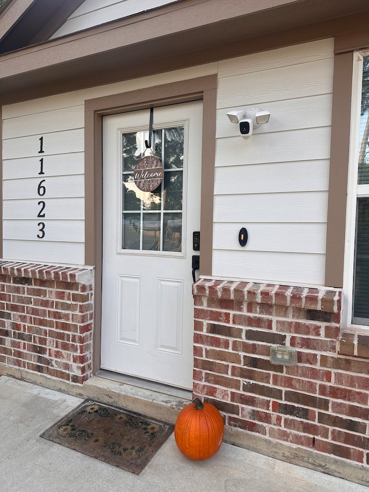 Cozy Lake Conroe Getaway|
King Bed•walk-in Shower - Willis, TX