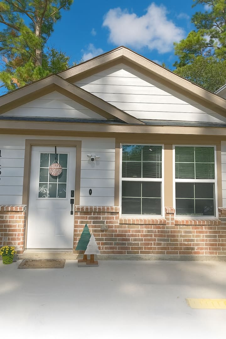 Lake Retreat | King Bed • Walk-in Shower • Yard - Willis, TX