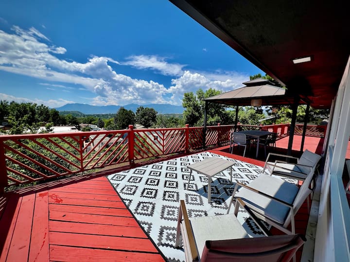 Central Hilltop Viewhouse | Mtn View Deck - Colorado Springs, CO