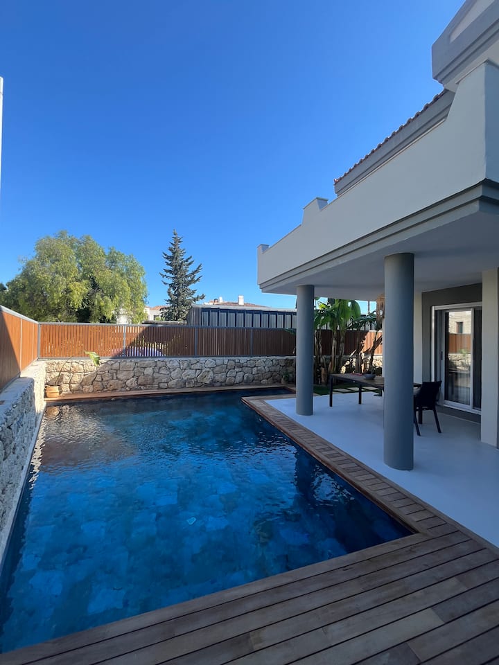 Alaçatının En Merkezi Konumunda Havuzlu Villa - Dalyan