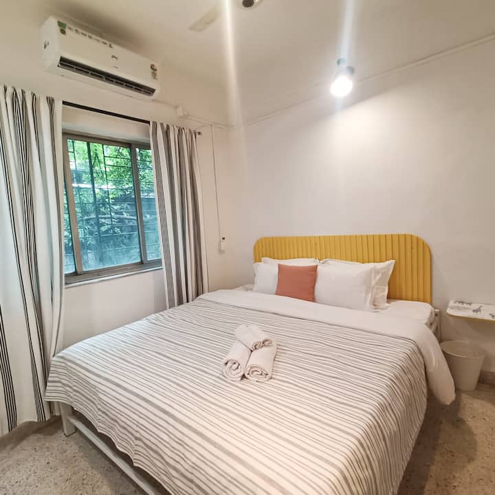 Cozy 2bhk Flat On Bhandarkar Rd - Pune