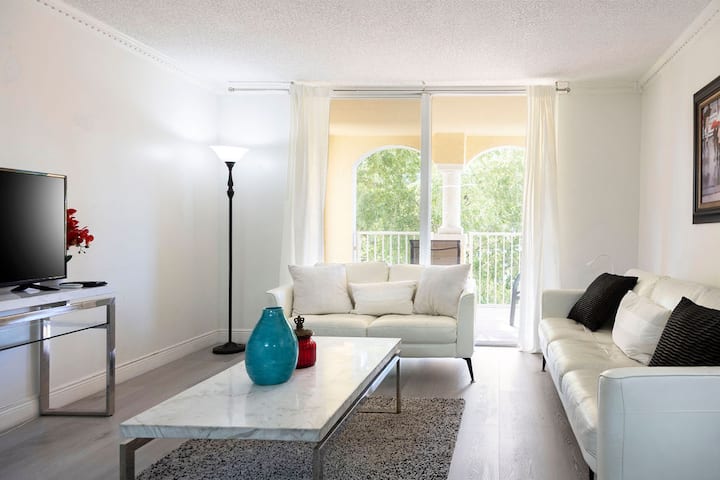 Apartment 2 Bedrooms At Yacht Club Of Aventura - Aventura, FL