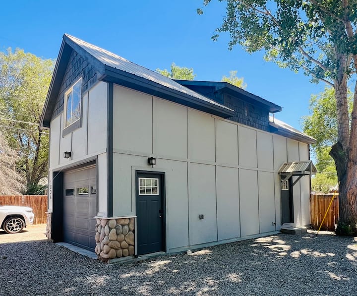 Cozy Remodeled Downtown 2 Story Carriage House - Montrose, CO