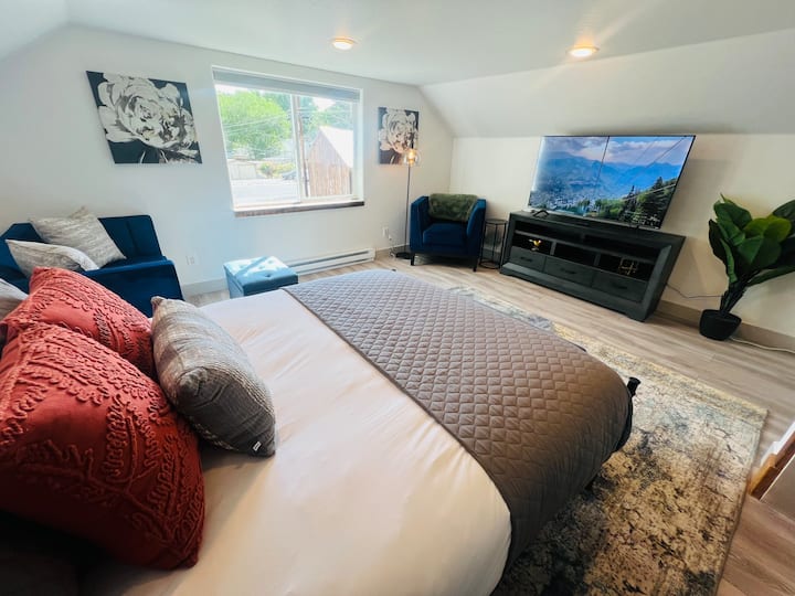 Cozy Remodeled Downtown 2 Story Carriage House - Montrose, CO