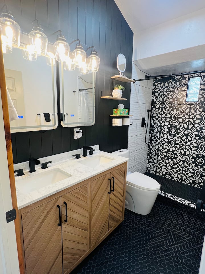 Cozy Remodeled Downtown 2 Story Carriage House - Montrose, CO