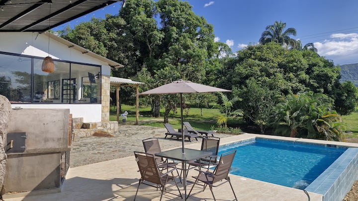 Lujosa Casa Privada Tropical - Melgar