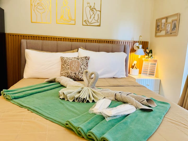 Cozy Viceroy Staycation | Walk To Venice Mckinley - Taguig