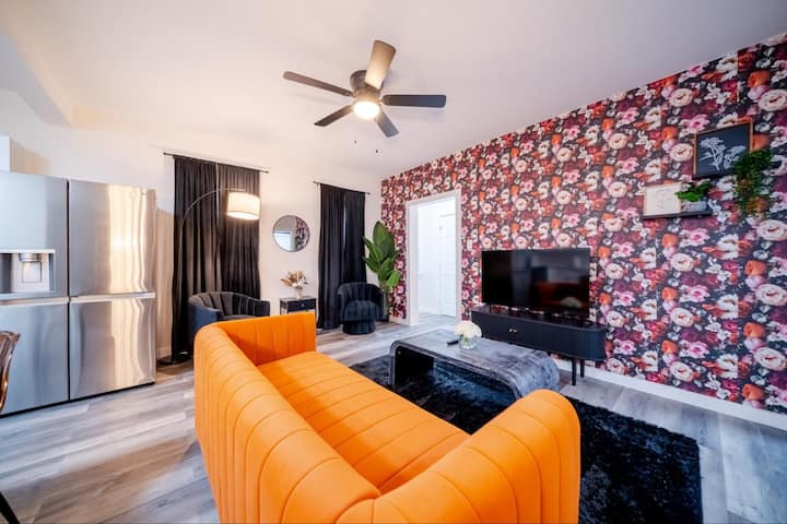 Bed Of Roses-aesthetic Apartment In Uptown Dallas - Dallas, TX