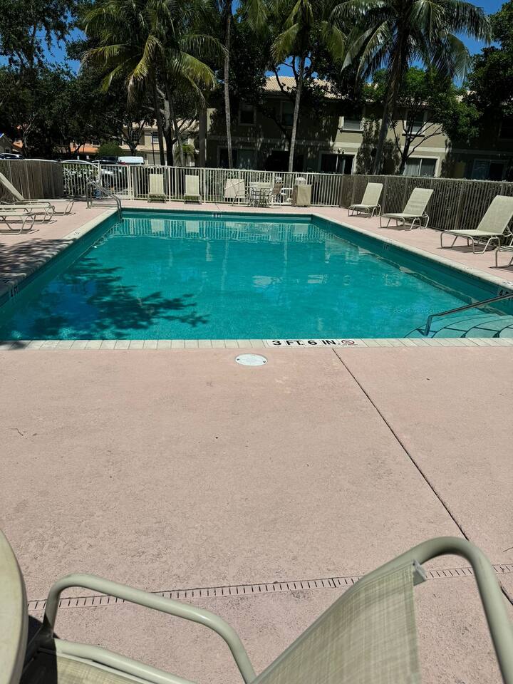 Quiet, Modern & Classy Townhouse - Tamarac, FL