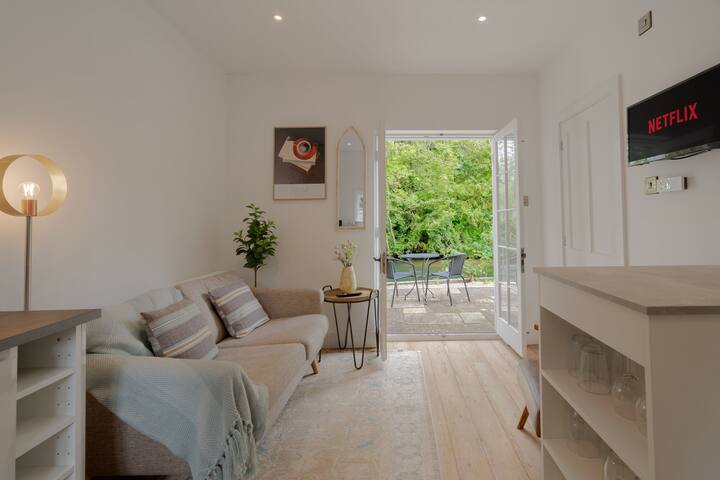 Riverfront Cottage With Private Terrace - Newbury
