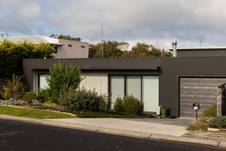 Bright & Breezy On Coral - Wonthaggi
