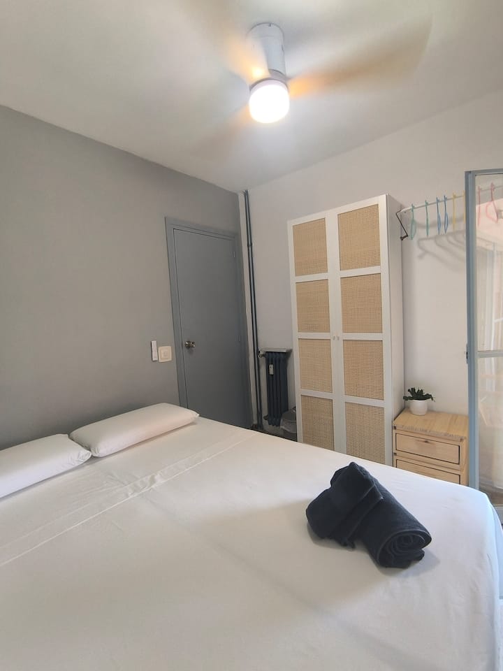 Habitación Con Terraza, Cama Queen Y Escritorio - Pinto