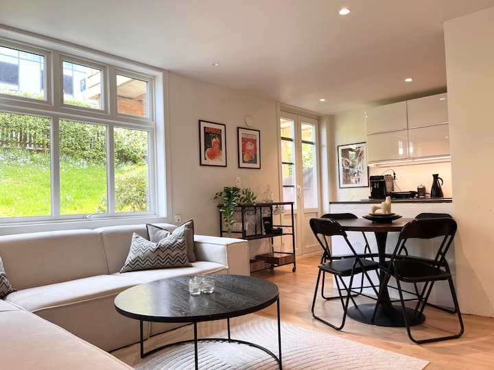 Central Apartment, Private Garden & 18m² Terrace - Bergen