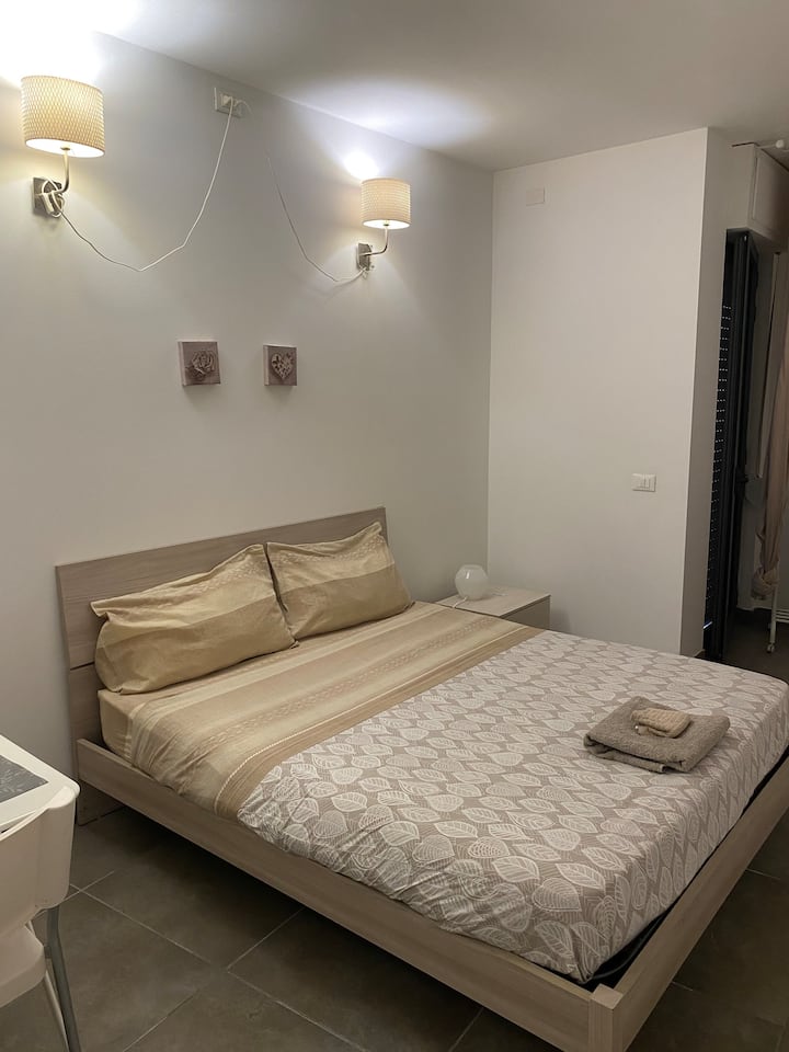 Cream Butterfly Single Room - Pisa