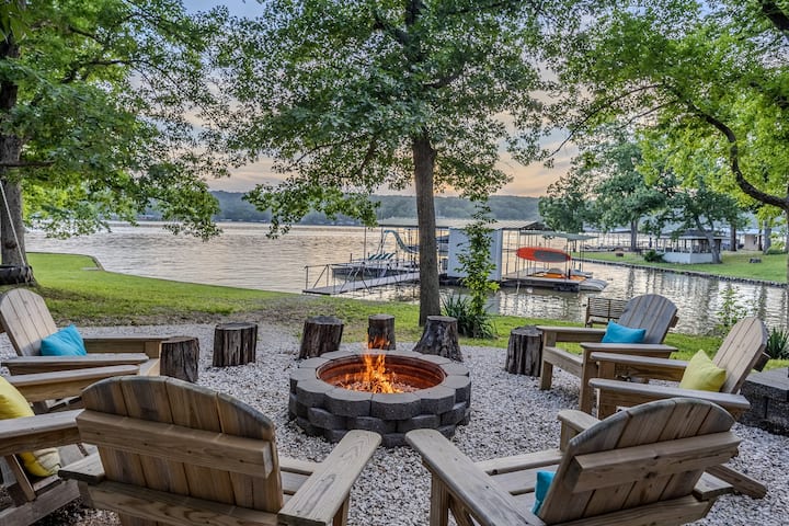 Waterfront-kayaks-firepit-games-privatedock-sunset - Lake of the Ozarks, Climax Springs